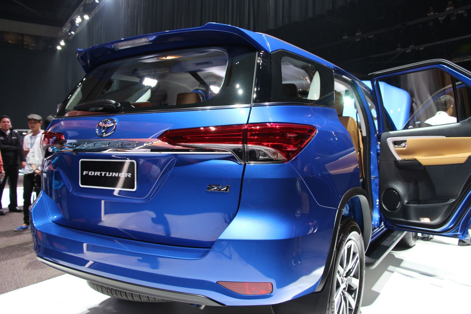 Deft Versus : Toyota Fortuner VS All New Toyota Fortuner เมื่อหล่อเก่าเจอหล่อใหม่..PPV ยอดนิยม ...